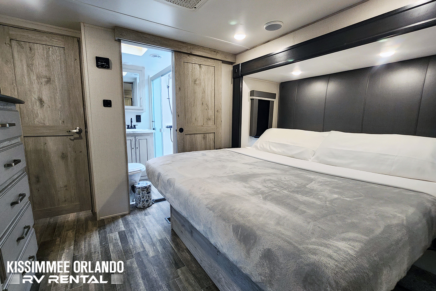 Avalanche 390DS Fifth Wheel | 2 Baths | Sleeps 8 | No Pets